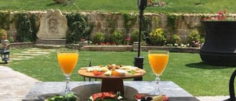 Café da manhã com pratos da culinária local grátis todos os dias