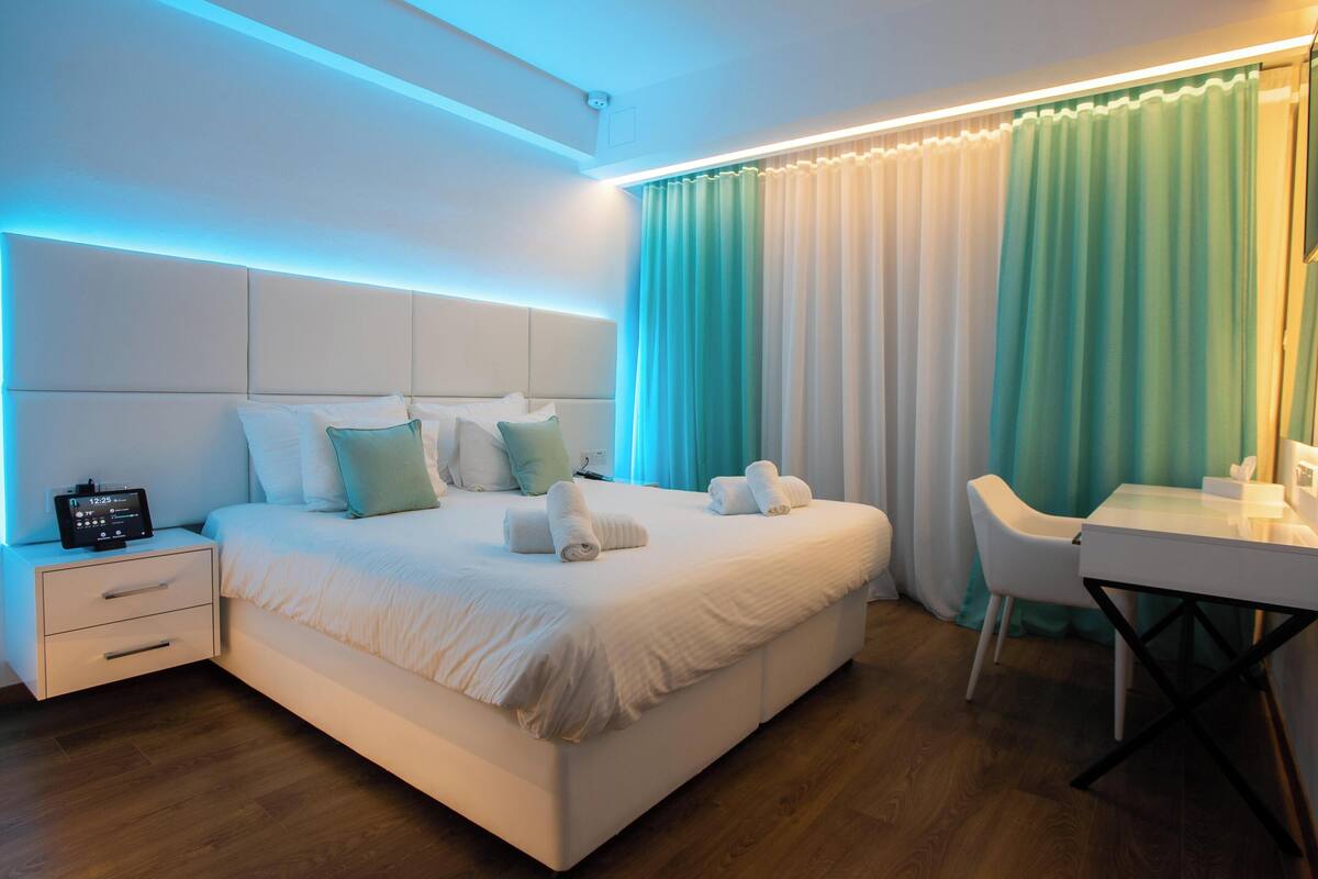 2 quartos, roupa de alta qualidade, minibar 