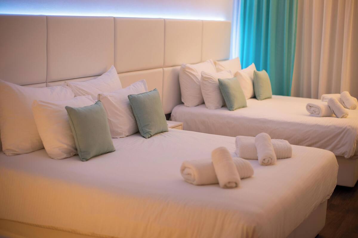 2 quartos, roupa de alta qualidade, minibar 