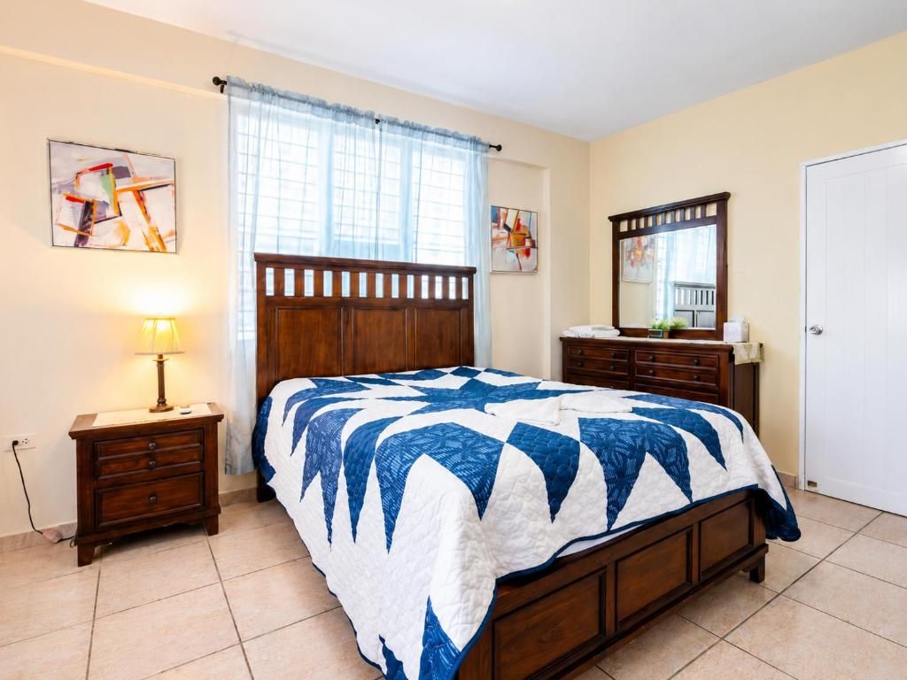 3 quartos, secretária, Wi-fi grátis, roupa de cama fornecida 