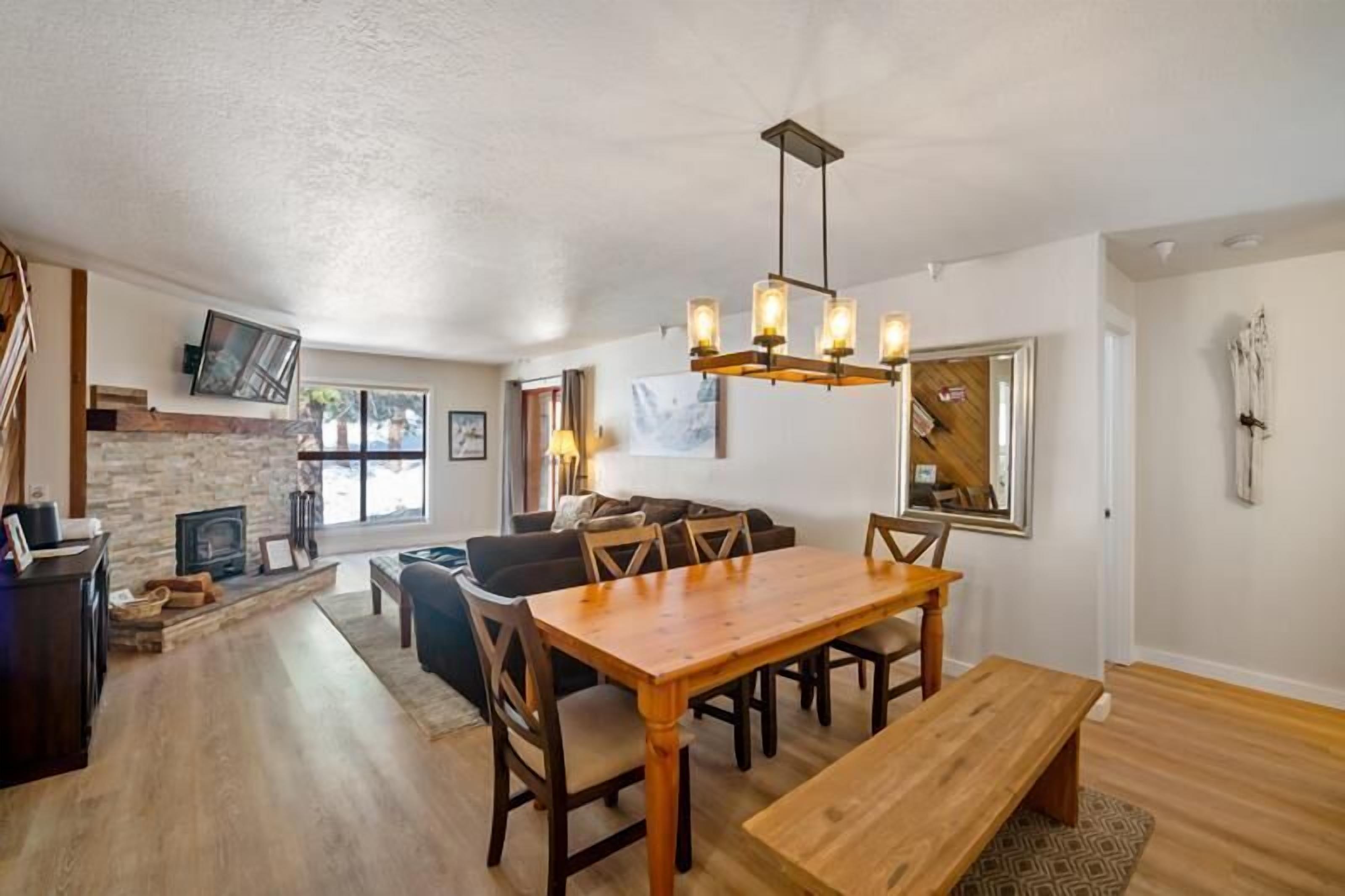 Single Floor With 2 Master Bedrooms, Wi-fi, Updated Interior, Outdoor Pool And Spa, At The Slopes - Mammoth Lakes, CA