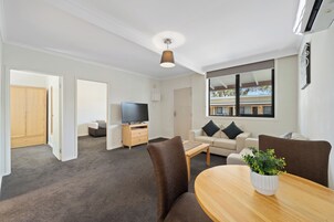 Apartamento executivo, 2 quartos | Área de estar