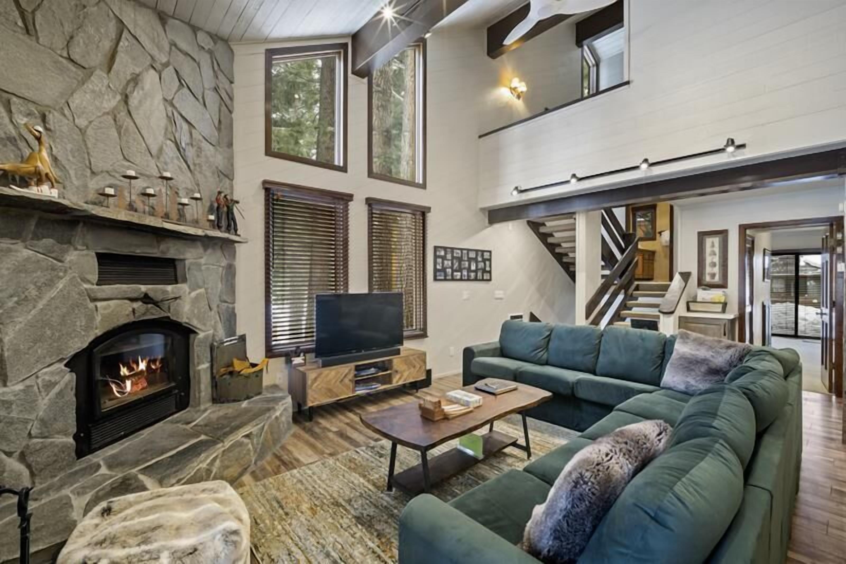 Deluxe 4 Bedroom 3 Bath Townhouse 2 Blocks From Eagle Lifts - Mammoth Mountain, CA