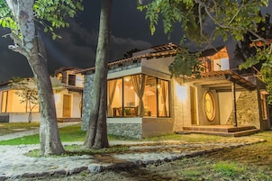 Fachada da propriedade à noite