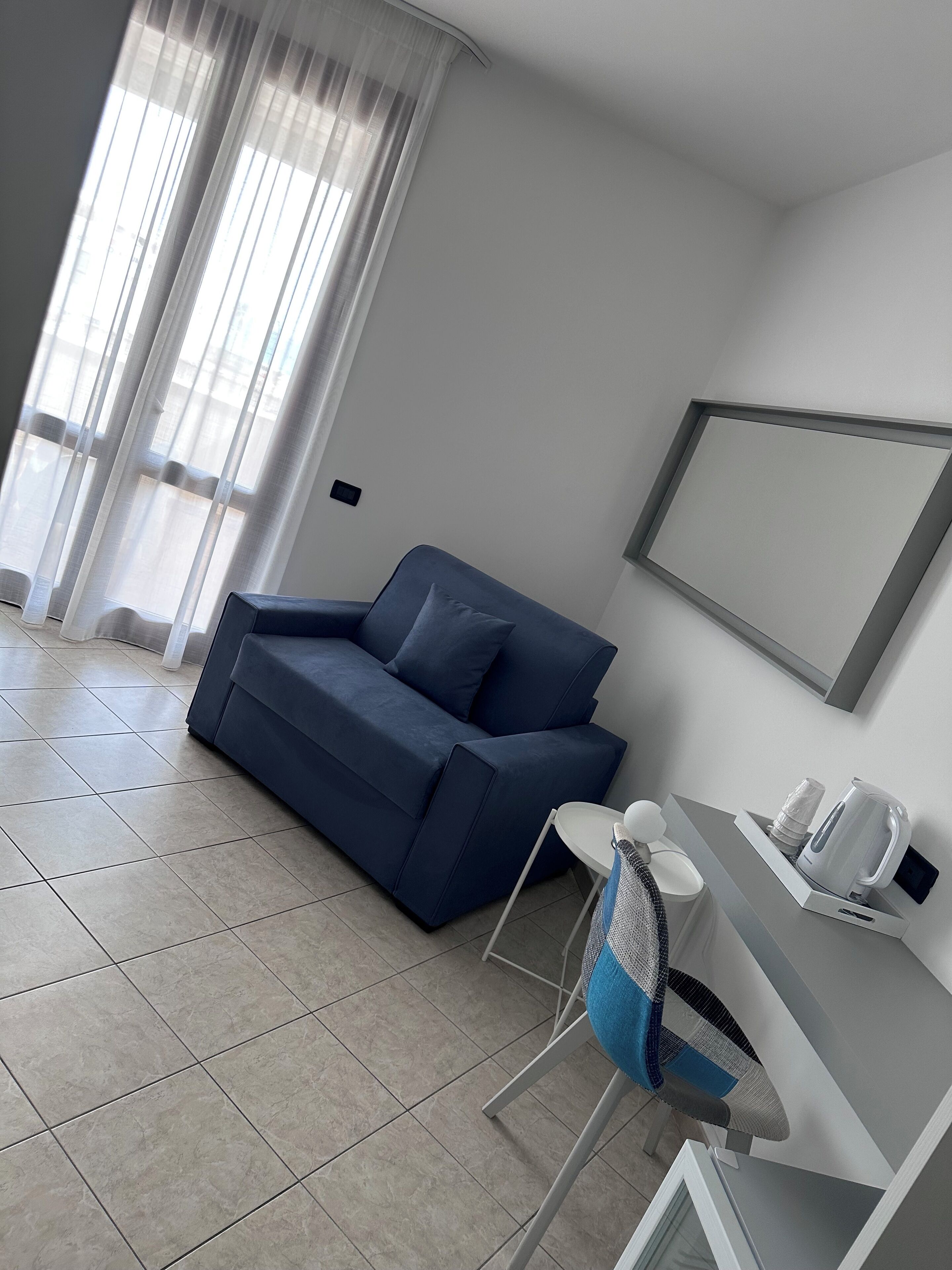 Quarto casal superior, terraço | Frigobar, cofres nos quartos, escrivaninha, Wi-Fi de cortesia