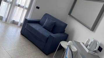 Quarto casal superior, terraço | Frigobar, cofres nos quartos, escrivaninha, Wi-Fi de cortesia
