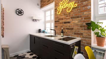 Suite-Estúdio | Kitchenette privada | Um frigorífico/congelador grande, uma placa de cozinha
