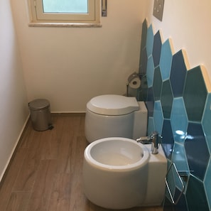 Quarto quádruplo, vista para o mar | Banheiro | Chuveiro, chuveiro com efeito de chuva, produtos de toalete grátis 