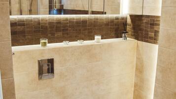 Apartamento conforto | Banheiro | Chuveiro, produtos de toalete grátis, secador de cabelo, chinelos