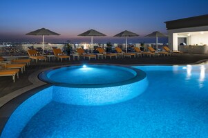 Piscina externa, guarda-sóis, espreguiçadeiras