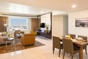 Roupa de alta qualidade, minibar, cofre no quarto, secretária 