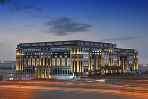 Fachada da propriedade à noite