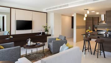 Roupa de alta qualidade, minibar, cofre no quarto, secretária