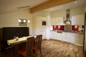 Apartamento, 1 cama de casal (Ortler 4) | Cozinha privada | Geladeira grande, micro-ondas, cooktop, lava-louças