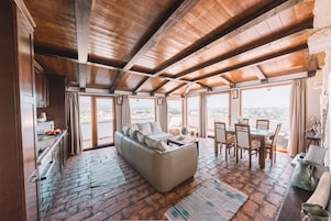 Apartamento Deluxe, 2 quartos, varanda | Sala de estar | Televisor LCD, aparelhagem