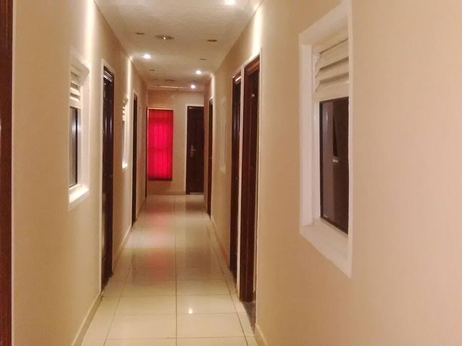 Quarto Standard, 1 quarto | Secretária, secretária adequada para computadores portáteis