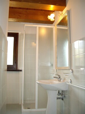 Um polibã, artigos de higiene pessoal grátis, um bidé