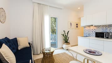 Suite Nobre | Kitchenette privada | Um frigorífico, um micro-ondas, uma cafeteira/bule