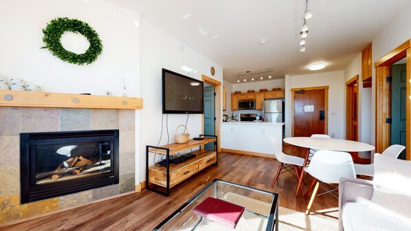 Apartamento em Condomínio Fechado, 2 quartos | Cozinha privada | Um frigorífico/congelador grande, um micro-ondas, um forno