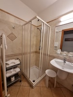 Quarto casal, 1 cama Queen, vista parcial para o mar | Banheiro | Chuveiro, chuveiro com efeito de chuva, produtos de toalete grátis
