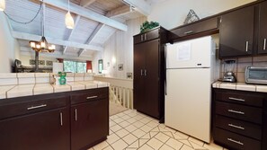 Apartamento em Condomínio Fechado, 2 quartos | Cozinha privada | Um frigorífico/congelador grande, um micro-ondas, um forno 