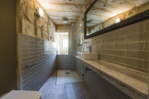 Quarto conforto | Banheiro | Chuveiro com efeito de chuva, produtos de toalete grátis