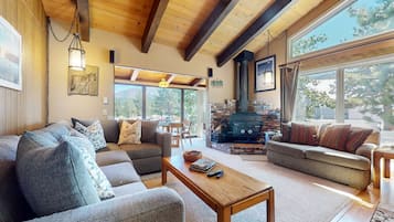 Apartamento em Condomínio Fechado, 3 quartos | Sala de estar | Smart TV, lareira, leitor de DVD