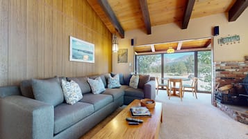 Apartamento em Condomínio Fechado, 3 quartos | Sala de estar | Smart TV, lareira, leitor de DVD