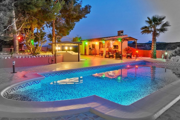 Piscina exterior, guarda-sóis, espreguiçadeiras