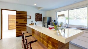 Apartamento, 1 quarto | Cozinha privada | Cafeteira/chaleira, geladeira grande, micro-ondas, fogão