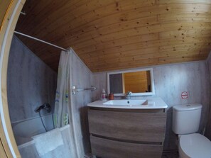 Quarto Familiar | Casa de banho | Um secador de cabelo, toalhas fornecidas, sabão, papel higiénico 