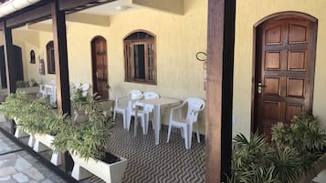 Quarto Quádruplo Familiar, várias camas, vista para a piscina | Terraço/pátio interior