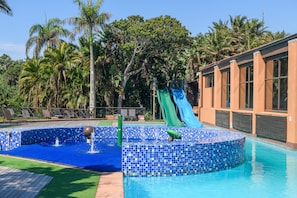 2 piscinas exteriores, guarda-sóis