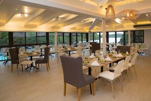 2 restaurantes, pequenos-almoços servidos 