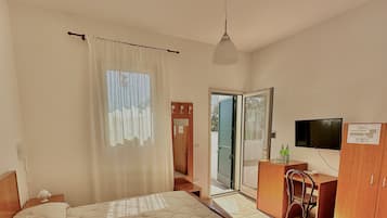 Um polibã, artigos de higiene pessoal grátis, um bidé