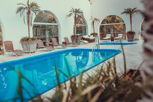 2 piscinas internas, piscina externa sazonal, espreguiçadeiras