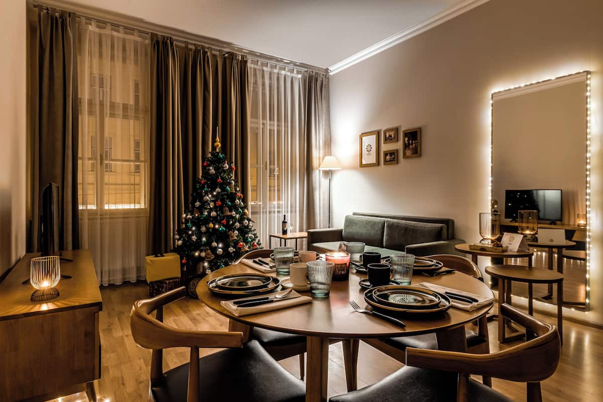 Apartamento Deluxe, 1 quarto | Sala de estar | Televisor