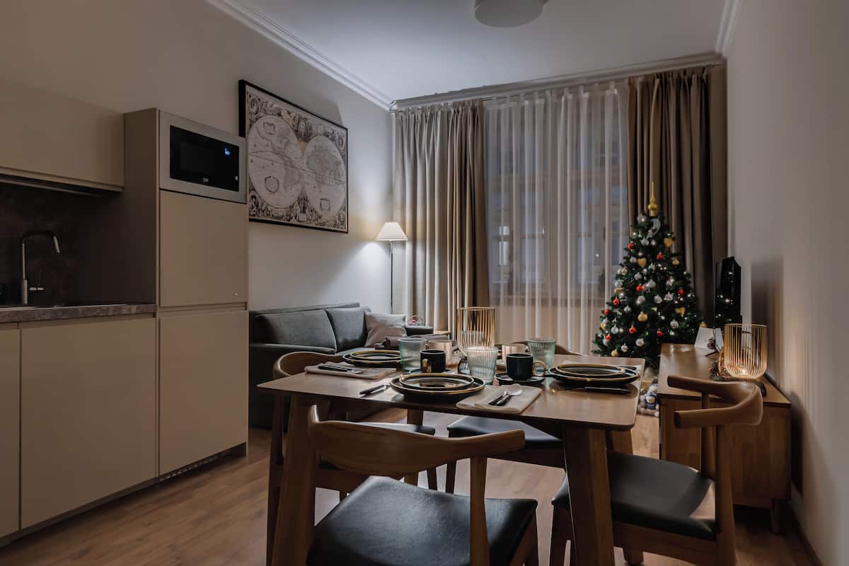 Apartamento Deluxe, 2 quartos | Sala | Televisor