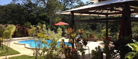 2 piscinas exteriores, guarda-sóis, espreguiçadeiras