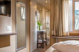 Quarto urbano | Frigobar, cofres nos quartos, escrivaninha, Wi-Fi de cortesia