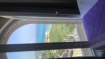 Quarto básico, vista para o mar | Frigobar, cofres nos quartos, escrivaninha, cortinas blackout