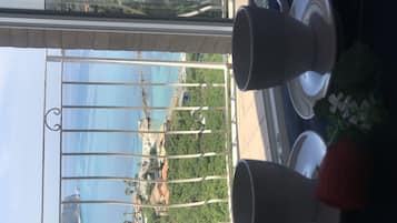 Quarto básico, vista para o mar | Frigobar, cofres nos quartos, escrivaninha, cortinas blackout