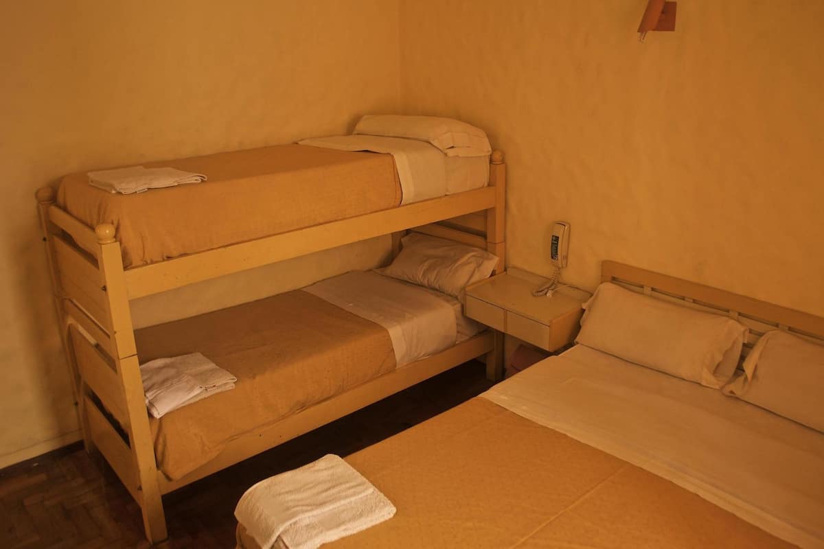 Quarto Quádruplo Standard | 1 quarto, ferro/tábua de engomar, Wi-fi grátis