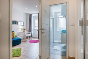 Apartamento, 1 quarto | Sala de estar | TV de ecrã plano