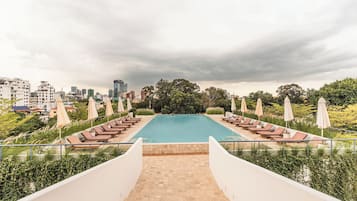 Piscina externa, funciona das 7h às 22h, guarda-sóis