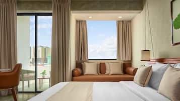 Quarto casal luxo (Penh House) | Frigobar, cofres nos quartos, escrivaninha