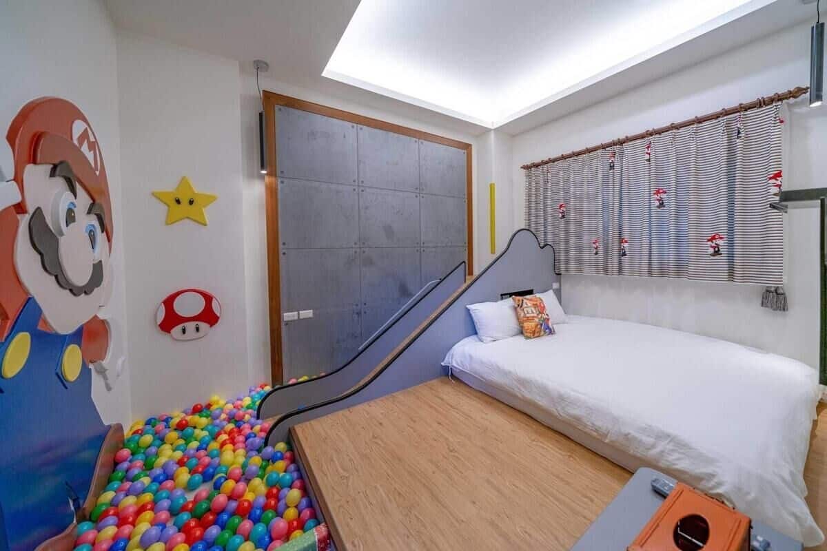 Quarto Duplo, 1 cama queen-size, casa de banho partilhada | Com mobília individualizada, secretária, cortinas/cortinados opacos