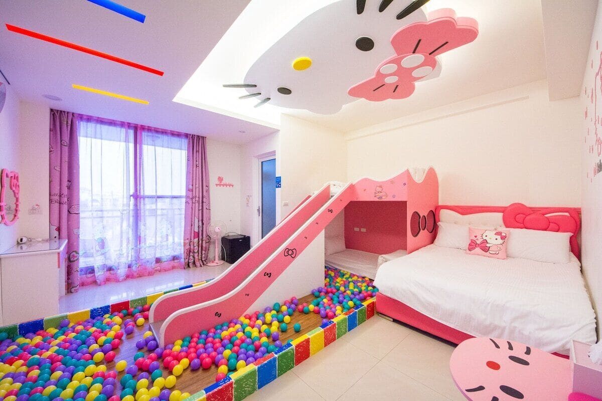 Com mobília individualizada, secretária, cortinas/cortinados opacos