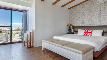 Quarto Duplo Deluxe, banheira | Com mobília individualizada, secretária, cortinas/cortinados opacos