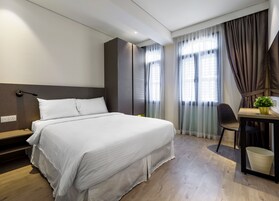 1 quarto, cofres nos quartos, individualmente mobiliados, escrivaninha